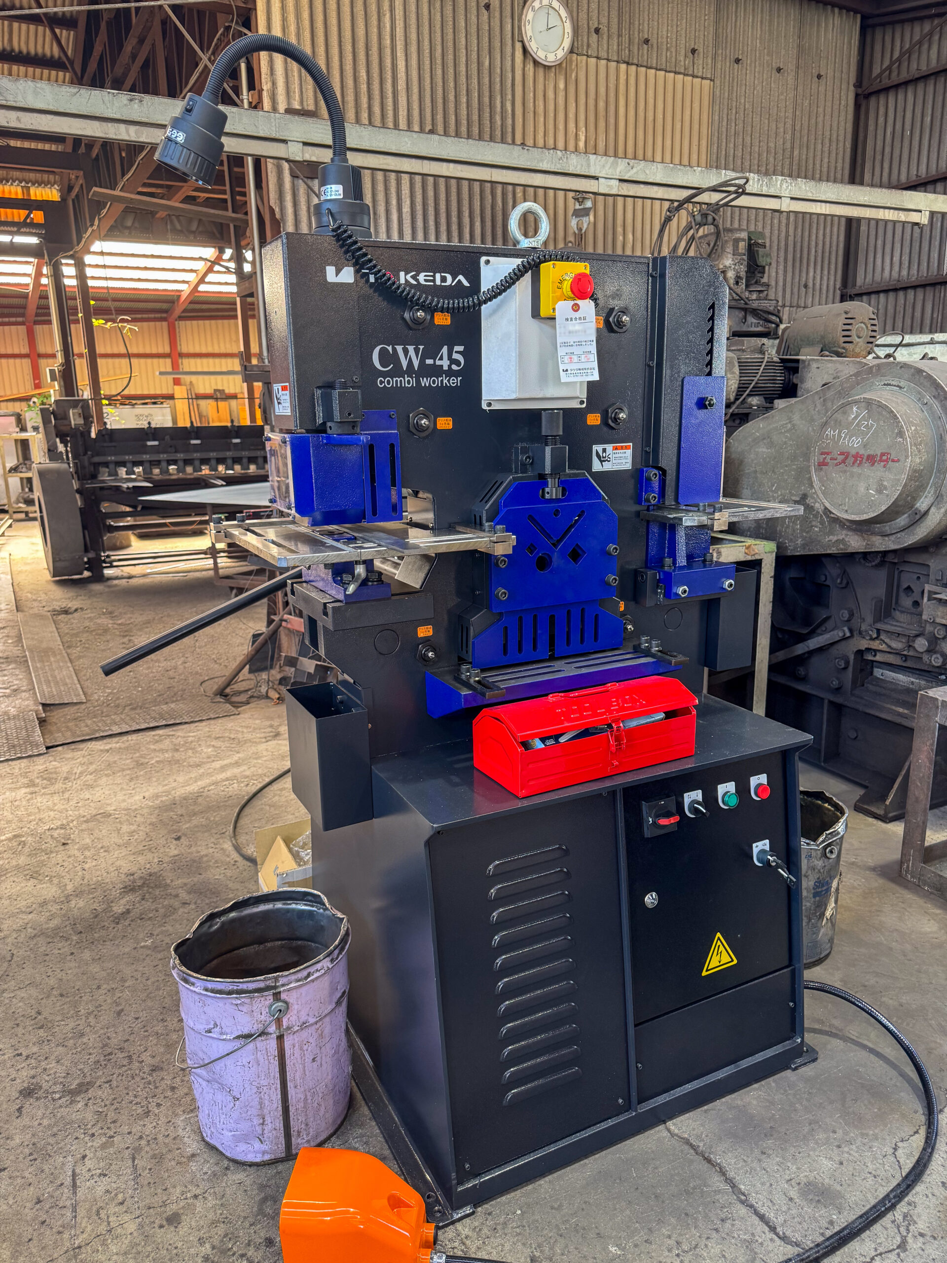 【タケダ機械製】 油圧式形鋼加工機 『CW-45』を静岡工場に導入しました - 協和電工株式会社